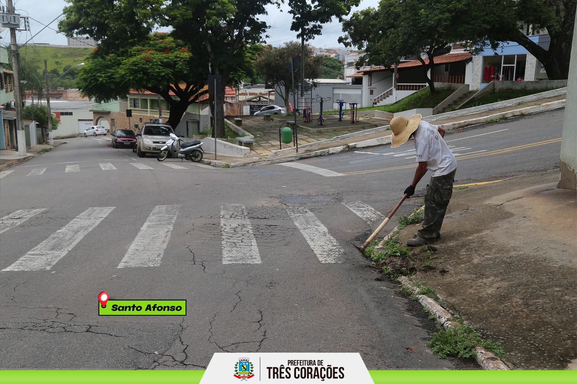 A Equipe De Capina E Limpeza Urbana Segue Trabalhando Em Diferentes