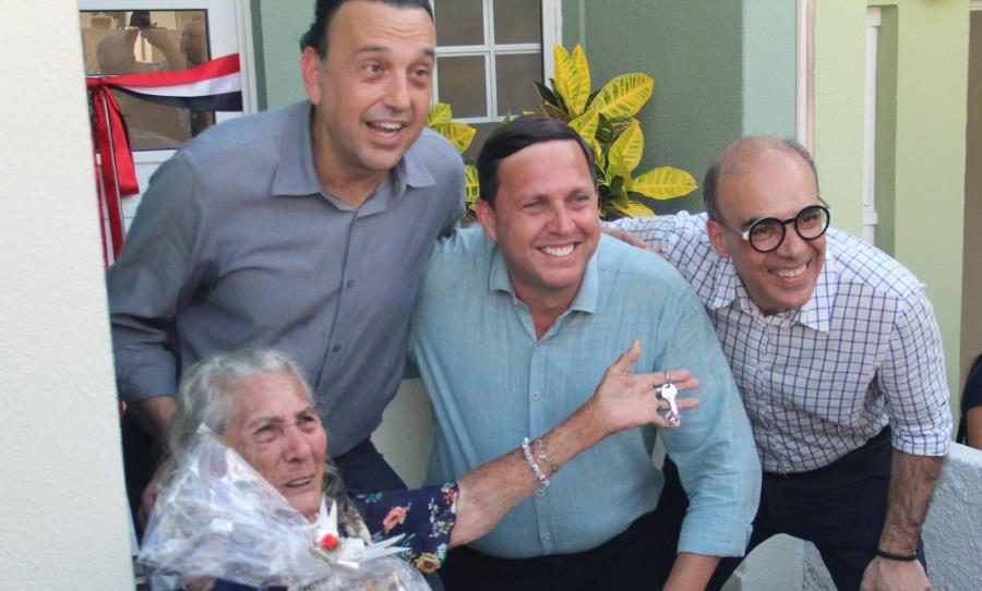 Maria Benedicta recebe casa completamente mobiliada no Residencial Vitória - Prefeitura de Paraibuna